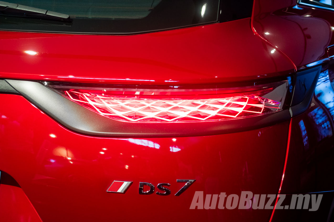 Video: 2019 DS7 Crossback SUV, 5 Things - AutoBuzz.my