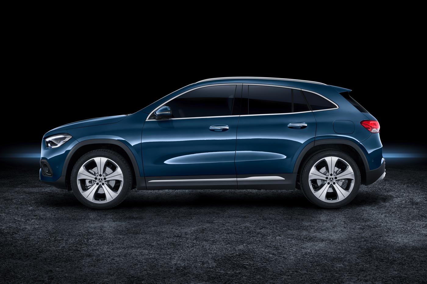 All-new Mercedes-Benz GLA no longer looks like a jacked-up hatchback ...