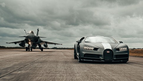 Bugatti recreates Chiron Sport vs fighter jet drag race! - AutoBuzz.my