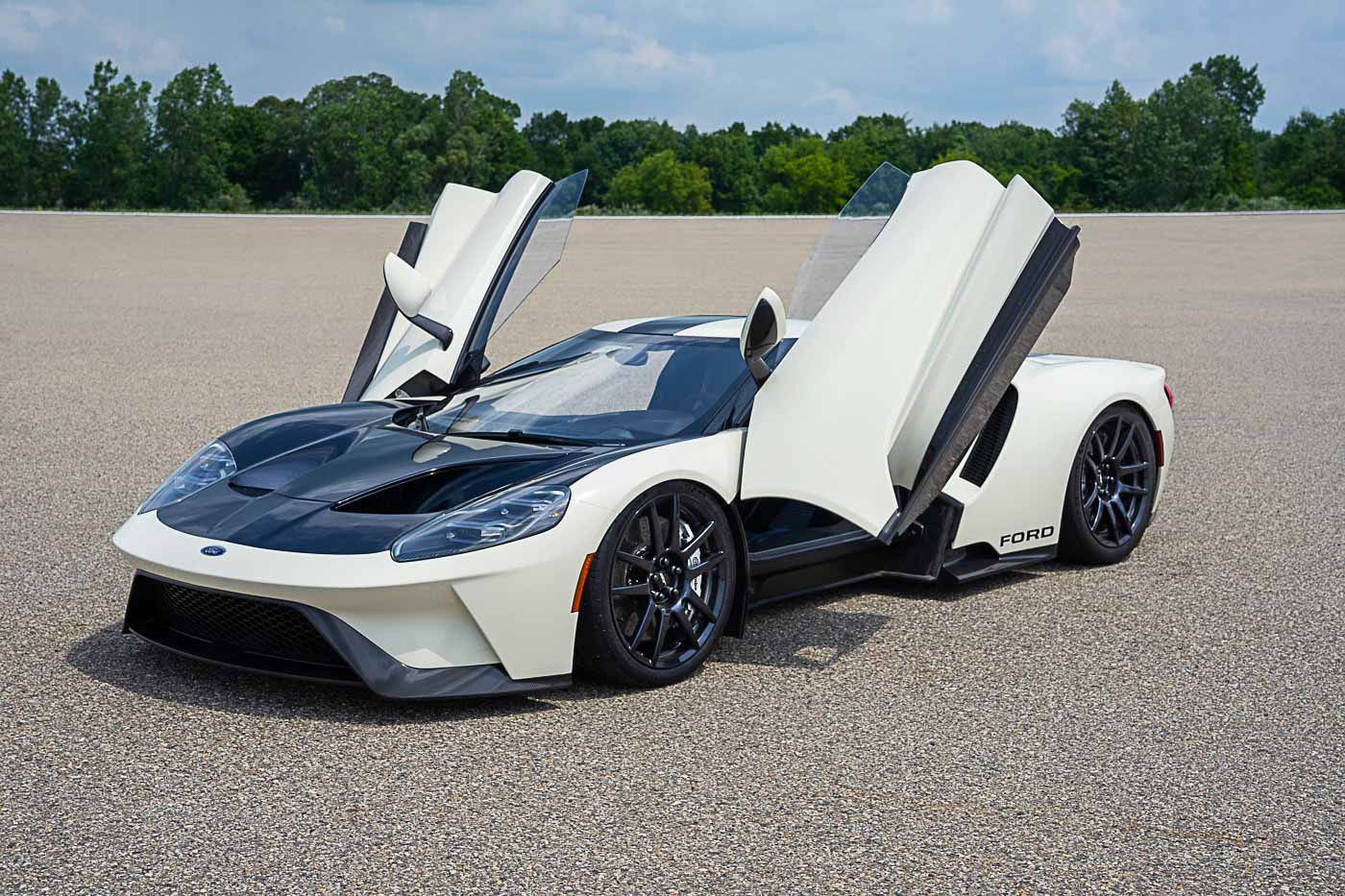 The 2022 Ford GT Heritage Edition celebrates the first-ever Ford GT ...