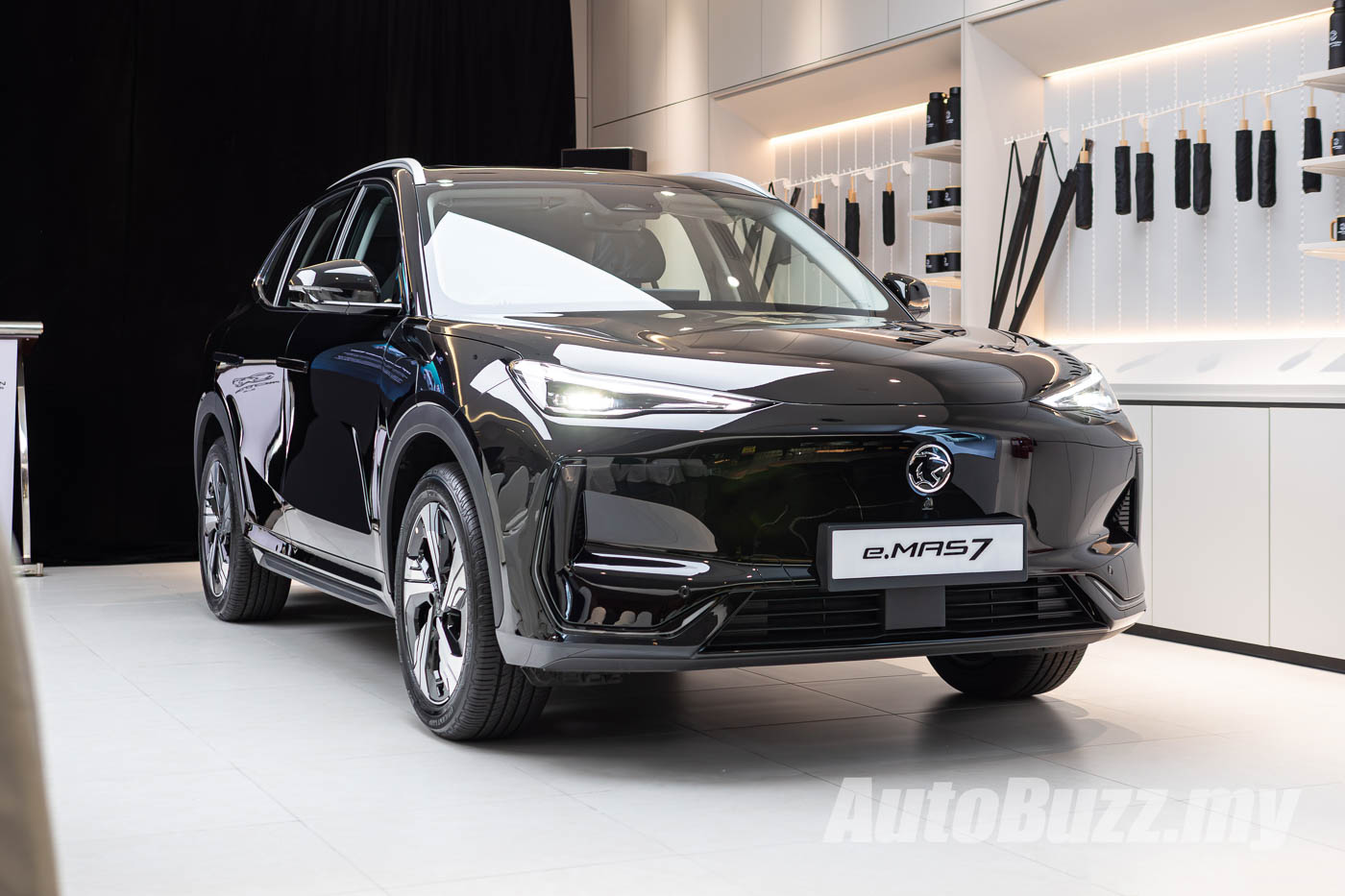 Proton eMAS 7 now with Apple CarPlay, tonneau cover, Obsidian Black ...