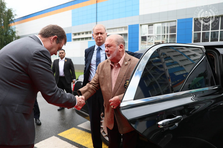 Agong visits NAMI in Russia, takes official state car Aurus Senat for a ...