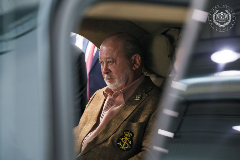 Agong visits NAMI in Russia, takes official state car Aurus Senat for a ...